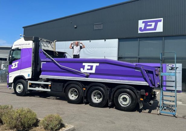 Evesham strongman completes epic lorry pull for Cancer Research UK ...